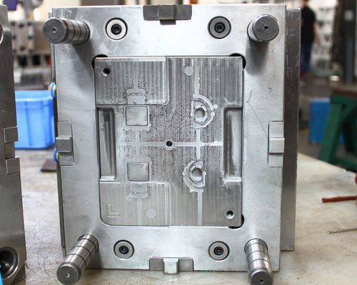 Multi Cavity Submarine Gate Injection Molding With Husky Hot Runner