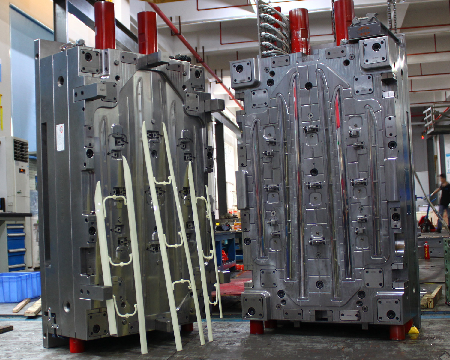 Electroplate Big Size Plastic Injection Mold For Automotive Interior Parts