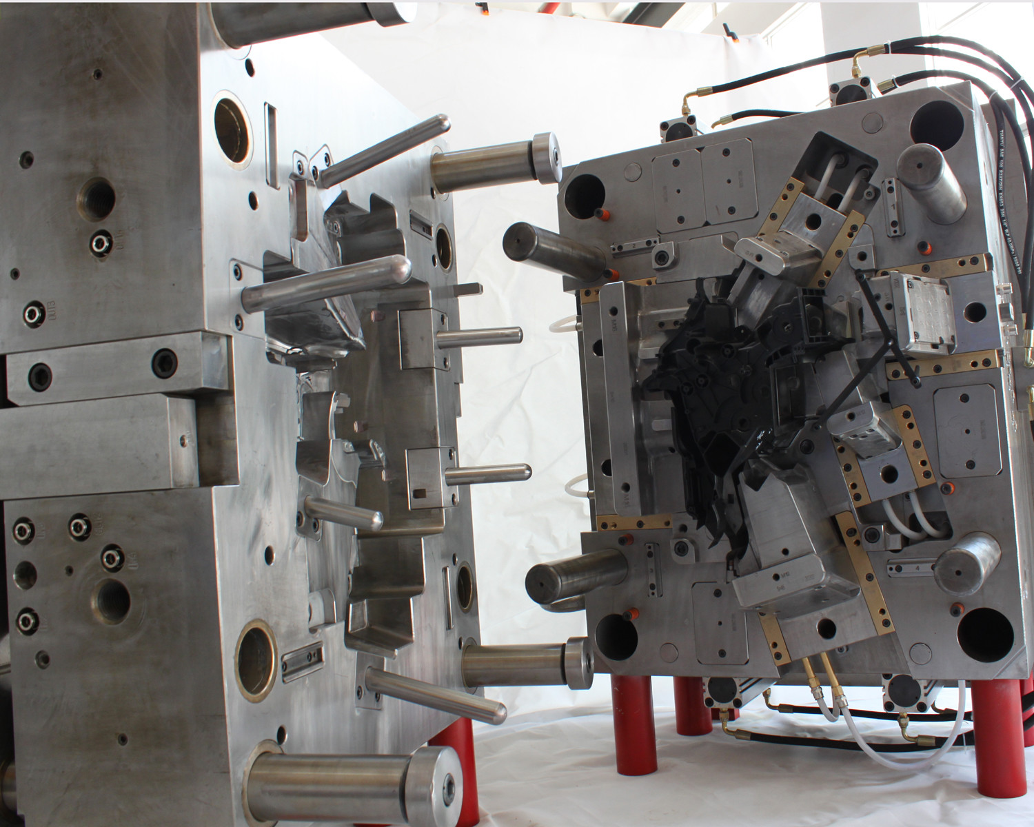 Car Parts Plastic Injection Mould Functional Big Size With YUDO Hot Runner