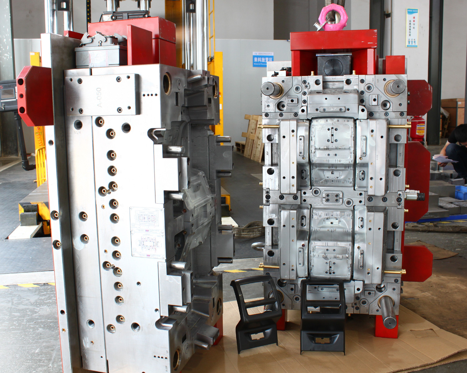 Auto Parts Functional Big Size Plastic Injection Mould With YUDO Hot Runner