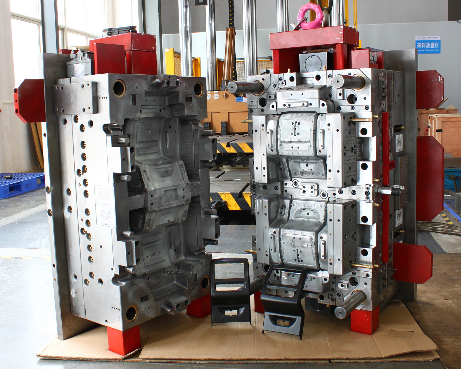 Auto Parts Functional Big Size Plastic Injection Mould With YUDO Hot Runner